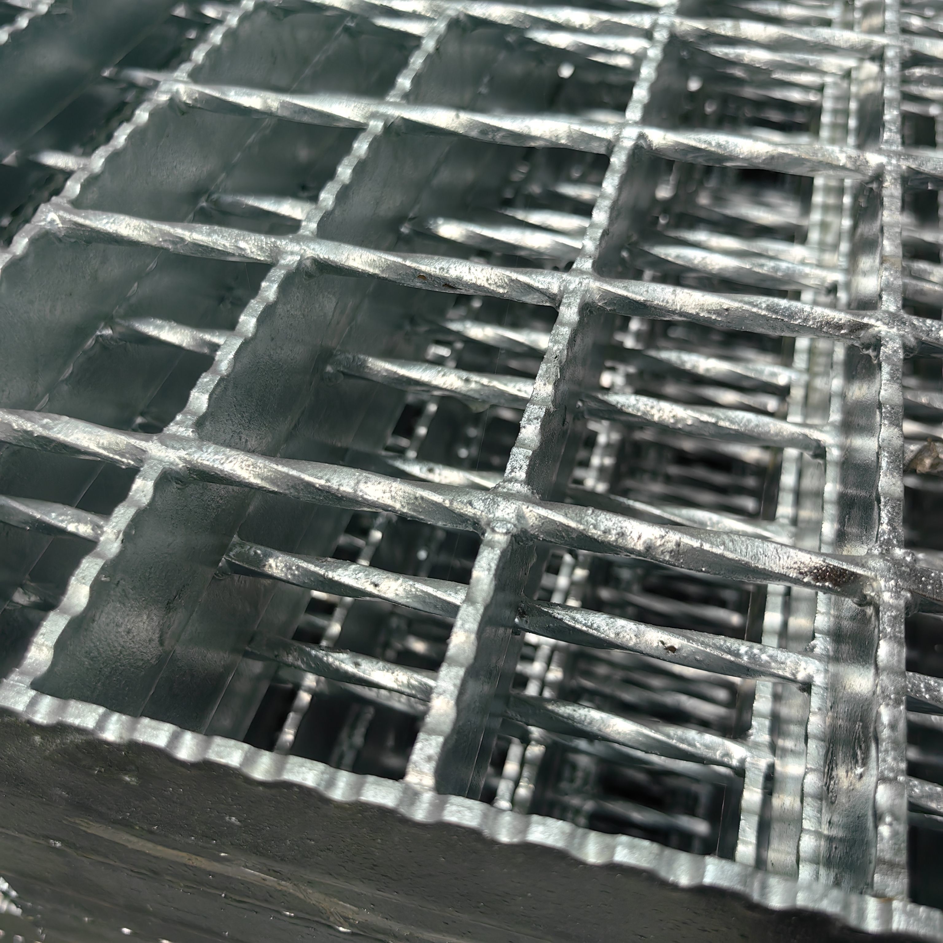 Galvanized Finish Industrial Steel Grating Made from Pattern Plate and ...